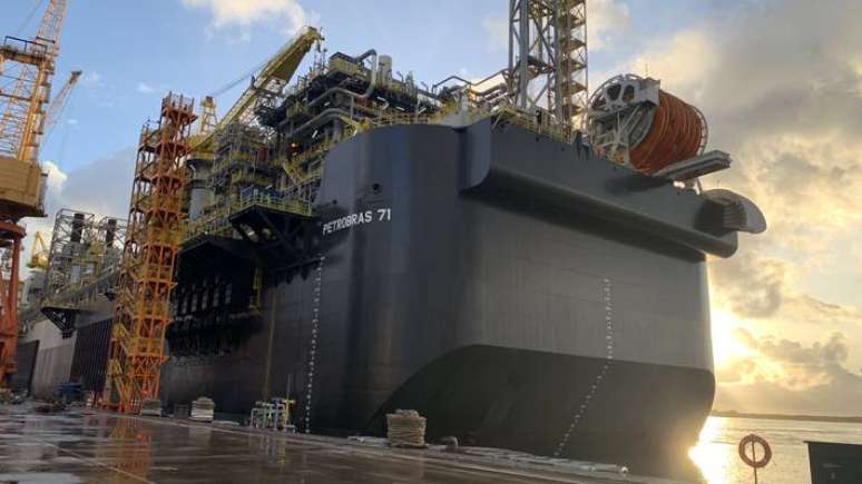 Petrobras: Plataforma P-71 deixa estaleiro rumo ao pré-sal da Bacia de ...