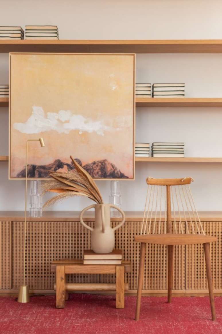 Marcenaria leve com muxarabis é destaque nesta cobertura de 300m²