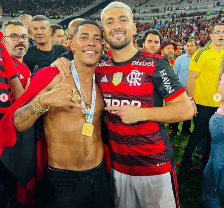 Torcedor do Flamengo, MC Poze ganha aposta de 100 mil de artistas ...