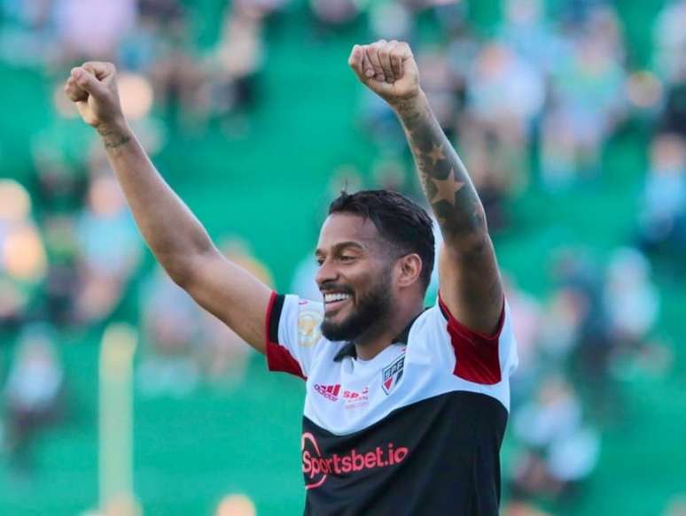 Reinaldo celebra marca de lateral-esquerdo com mais gols na história do ...