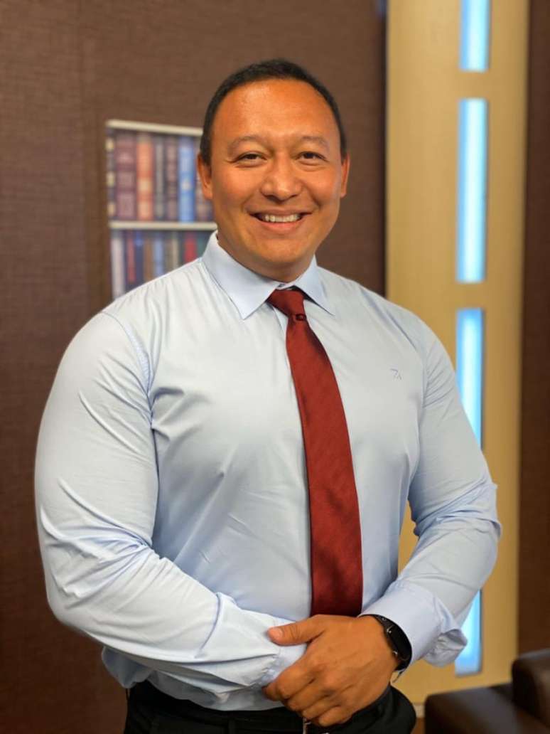 Médico Alexandre Kataoka cita problemas psicológicos que a bromidrose causa