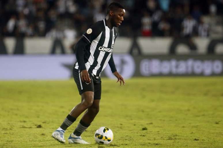 Patrick de Paula recebe nova chance de assumir protagonismo no Botafogo