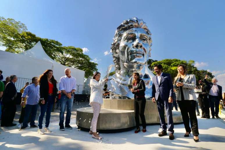 Interlagos inaugura busto gigante de Senna no fim de semana do GP de ...