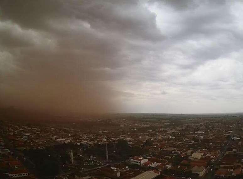 Tempestade de areia volta a ocorrer no interior de São Paulo