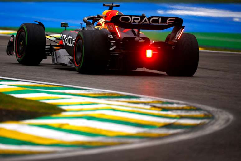 Verstappen diz que "Q3 foi loteria" com chuva, mas celebra primeira fila na corrida sprint