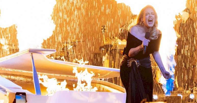 Adele começa sua residência em Las Vegas com show visual e explosivo