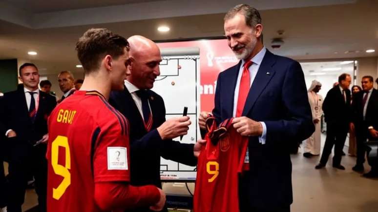 Rei da Espanha visita vestiário da Roja após goleada histórica sobre a ...