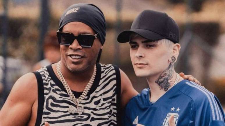 Ronaldinho faz feat com trapper argentino e lança música para a Copa