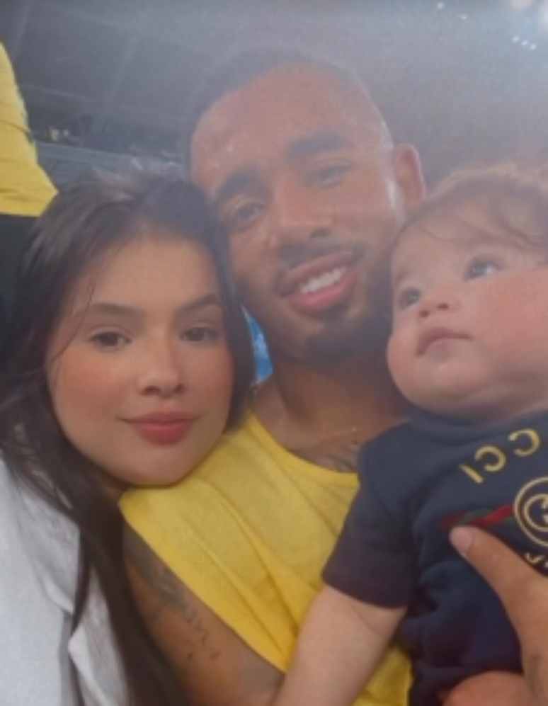 Gabriel Jesus comemora vitória da Seleção na Copa do Mundo com Raiane ...
