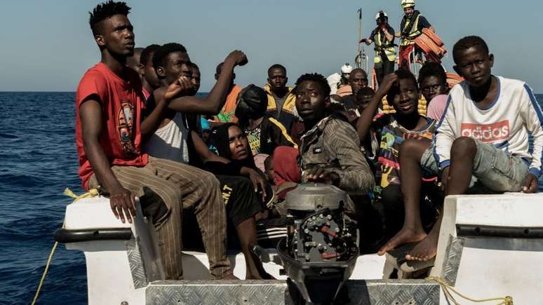 A impressionante foto de imigrantes que viajaram 11 dias em leme de navio