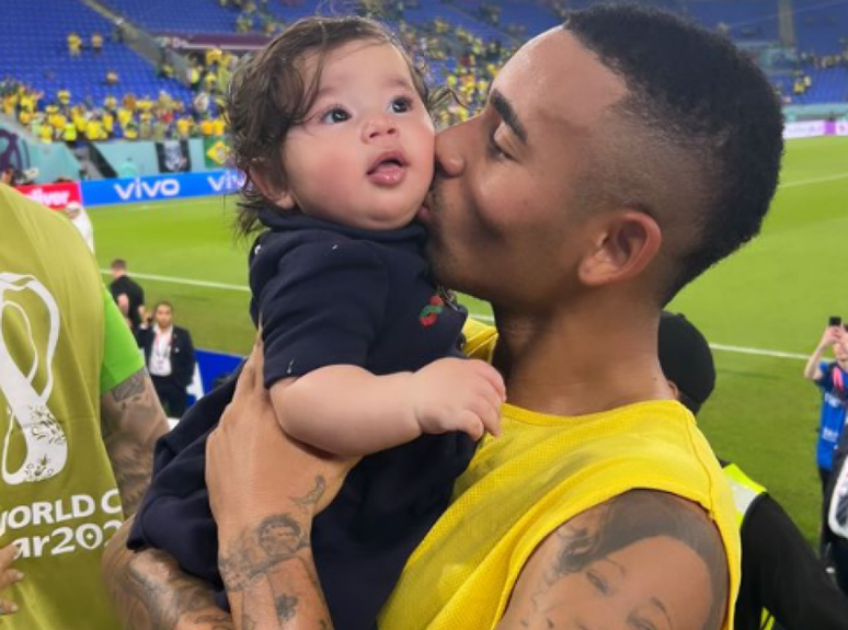 Gabriel Jesus comemora vitória da Seleção na Copa do Mundo com Raiane ...