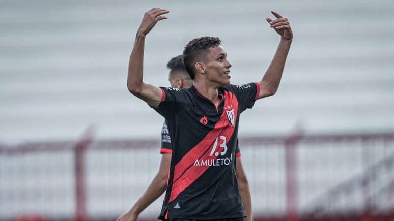 Meia Yuri Alves celebra temporada decisiva pelo sub-17 do Atlético-GO ...