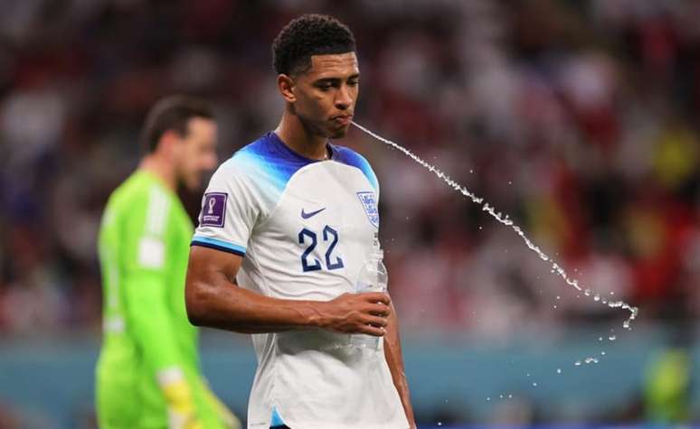 Bellingham elogia chances aproveitadas por companheiros na Inglaterra