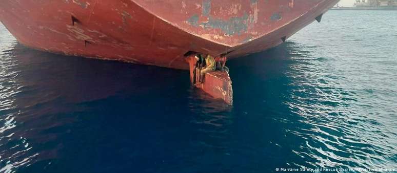 Migrantes resgatados de leme de navio pedem asilo na Espanha