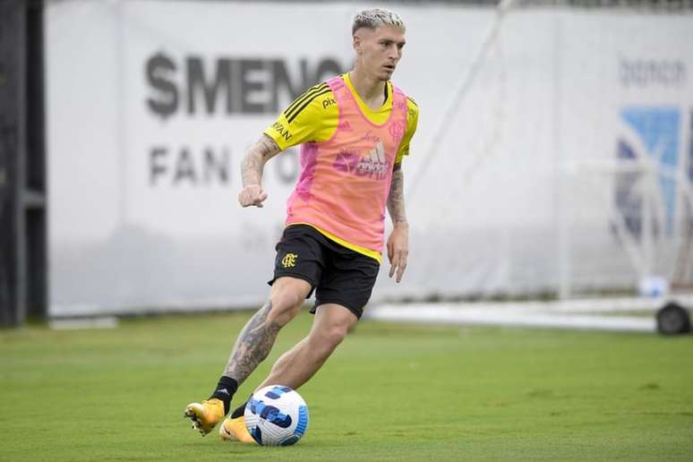 Com saída de Rodinei, Varela deve ganhar mais oportunidades no Flamengo