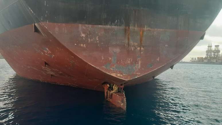 O que se sabe sobre imigrantes em foto em leme de navio que chocou o mundo