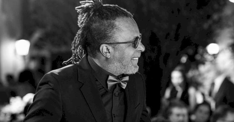 Tony Gordon lança seu álbum de estreia aos 37 anos de carreira