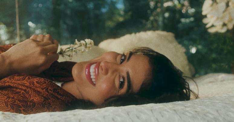 Leticia Almeida estreia carreira solo com a romântica "Camomila"