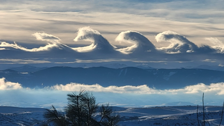 As impressionantes nuvens em forma de ondas que surpreenderam no céu ...