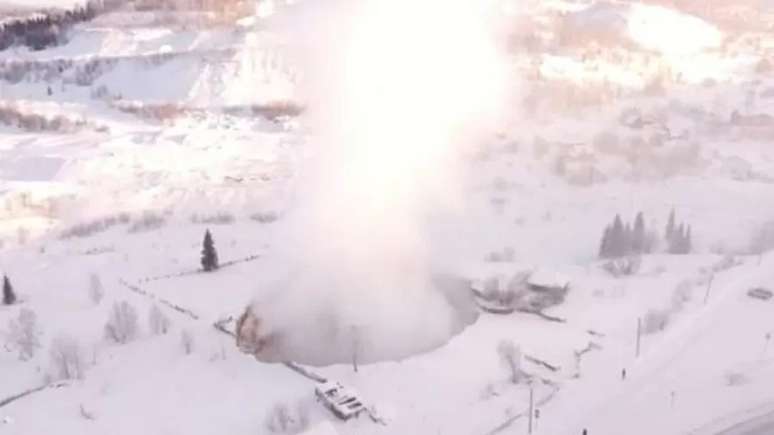 Buraco de 30 metros surge na Rússia e quase engole uma casa inteira