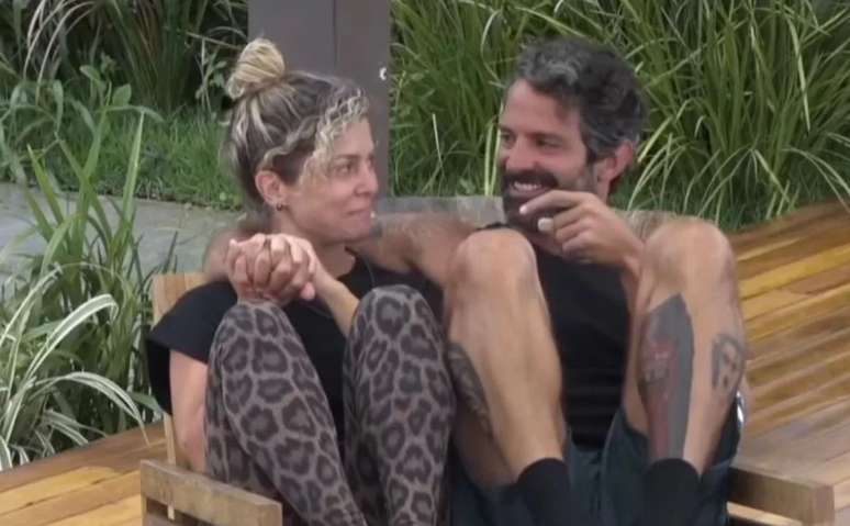 Bárbara Borges e Iran Malfitano se beijam em "A Fazenda 14"