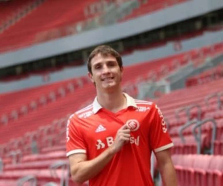 Mário Fernandes é apresentado pelo Internacional