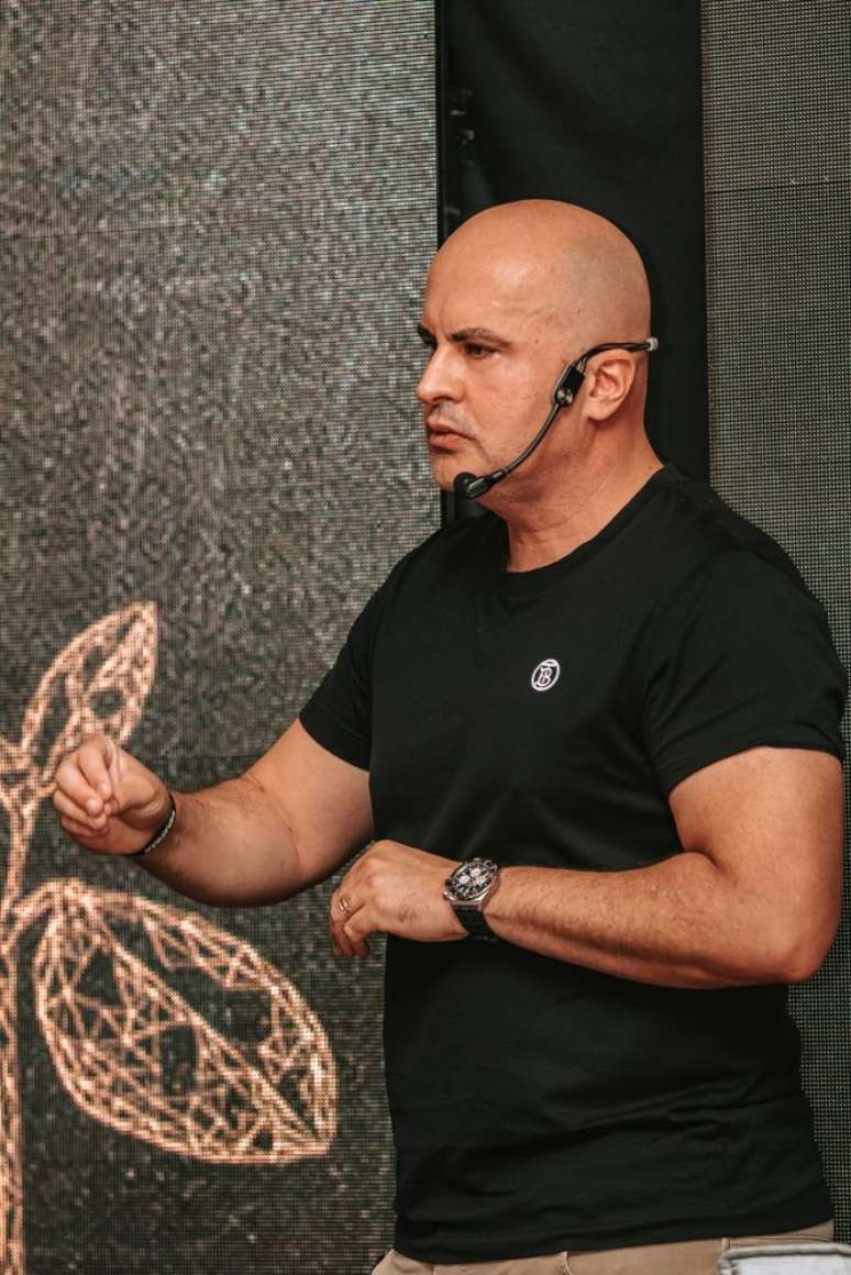 Junior Ribeiro revela os segredos da skincare dos atores