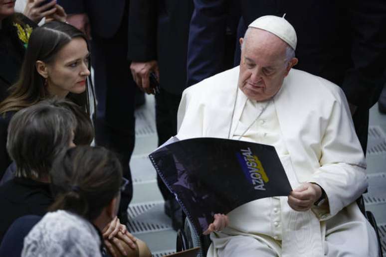 Papa se reúne com esposa de combatente ucraniano