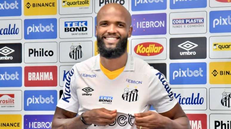 Após rebaixamento pelo Ceará, Messias tenta repetir Durval no Santos