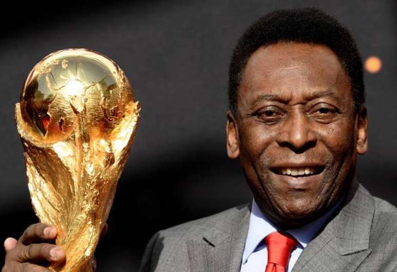 Pelé completa 1 mês de internação em São Paulo