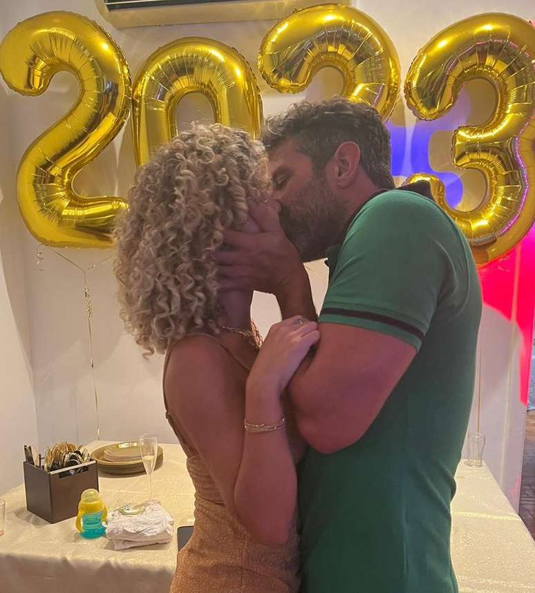 Babi e Iran assumem romance após "A Fazenda"