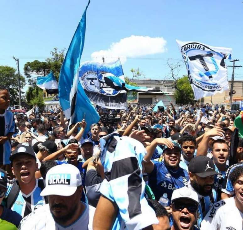 Torcida do Grêmio dá show em desembarque de Luis Suárez