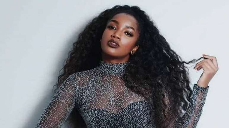 Cantora Iza vive affair com ex-jogador de Santos e Fluminense em festa ...