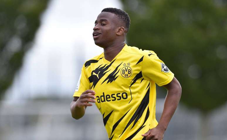 Destaque na temporada, Moukoko pode sair de graça do Borussia Dortmund