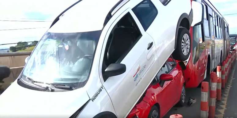 Engavetamento entre sete veículos faz carro ‘levantar’ e ficar por cima ... Engavetamento entre sete veículos faz carro ‘levantar’ e ficar por cima ...