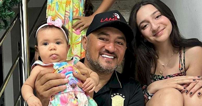 Charlles Rekson posta foto com as filhas e semelhança surpreende