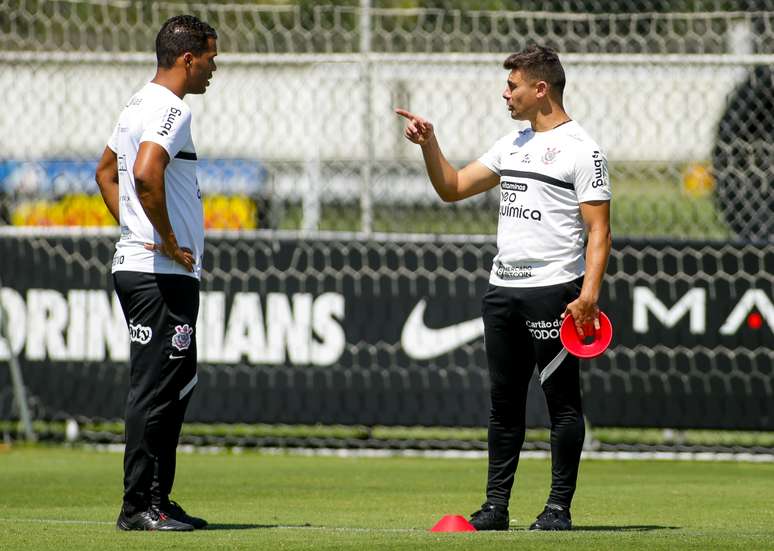 Corinthians se despede de auxiliar Alex Meschini após dois anos