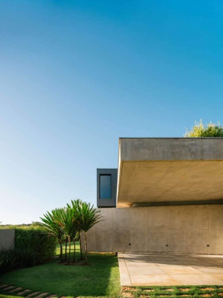 Casa tem rampa que forma jardim suspenso