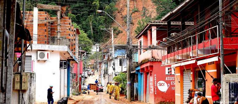 A busca por corpos nas encostas após chuvas no litoral paulista