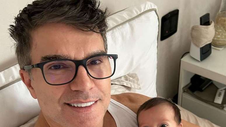 Jarbas Homem de Mello posa para foto com o filho recém-nascido e ...