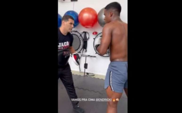 VÍDEO: Endrick entra 'na onda' de companheiros de Palmeiras e treina boxe