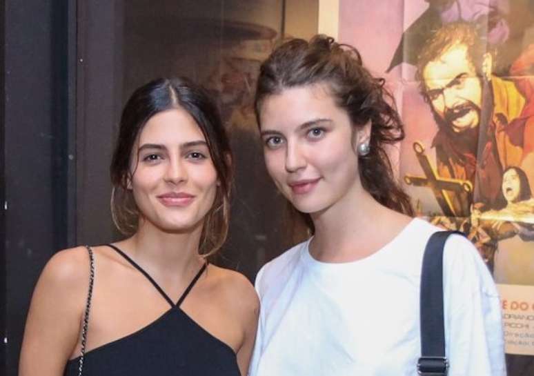 Alanis Guillen, a Juma, mistura tênis, camiseta e pantacourt