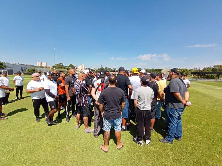 Organizadas do Corinthians invadem CT e fazem reunião com diretoria e ...