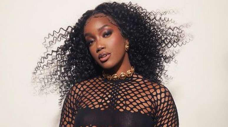 Iza posa com look revelador e leva fãs a loucura