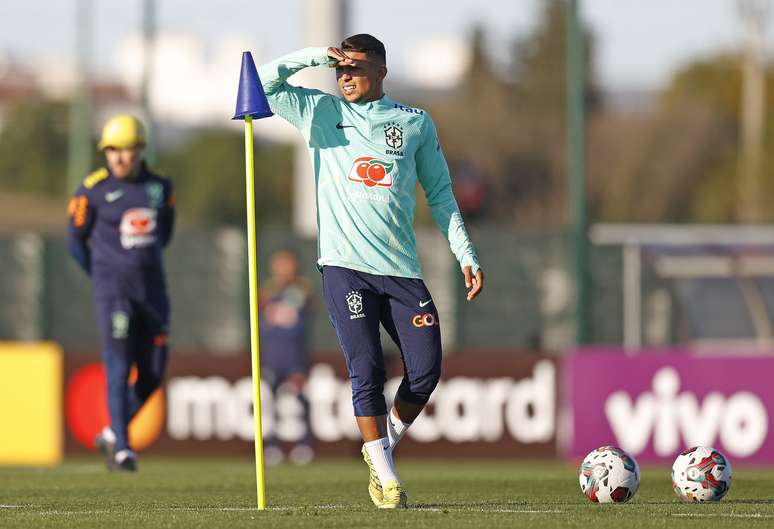 Rony passa por trote em concentração da Seleção Brasileira; veja vídeo