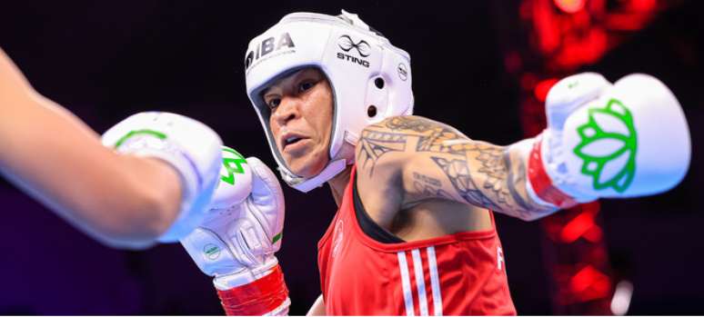 Bia Ferreira avança pela terceira vez à final do Mundial de boxe feminino