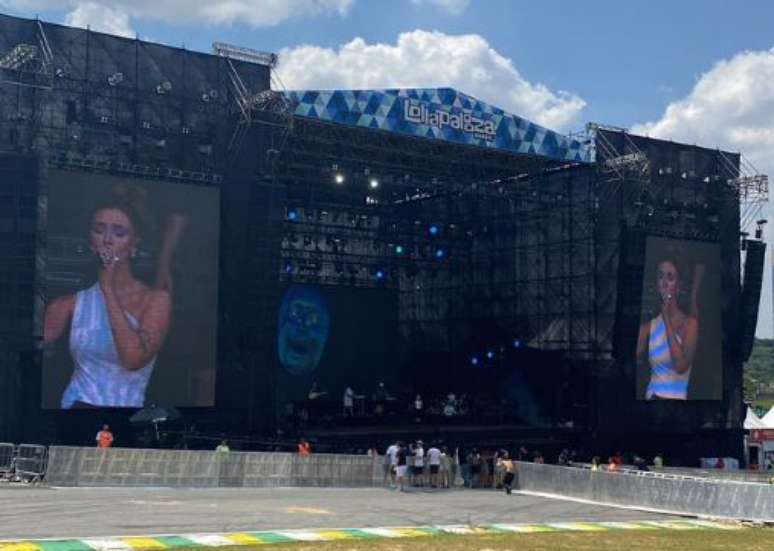 Cantora se apresenta para cerca de dez pessoas no Lolla, viraliza e ganha seguidores