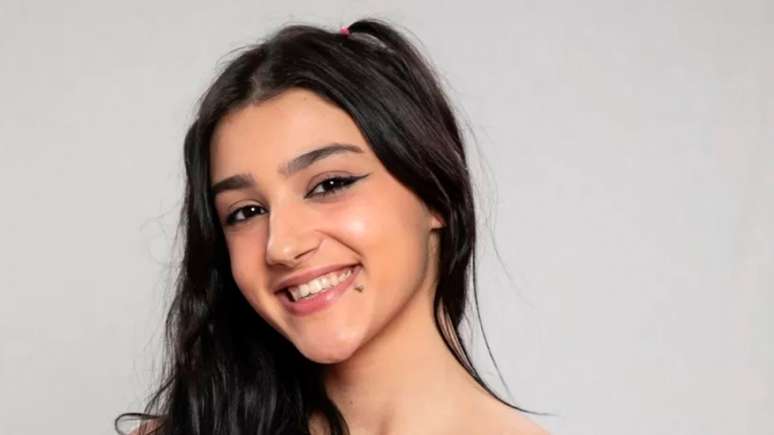 Bia Miranda anuncia fim de noivado afirmando que foi roubada