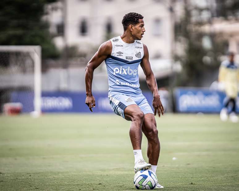 João Lucas tem edema muscular na coxa e desfalca o Santos na estreia da ...