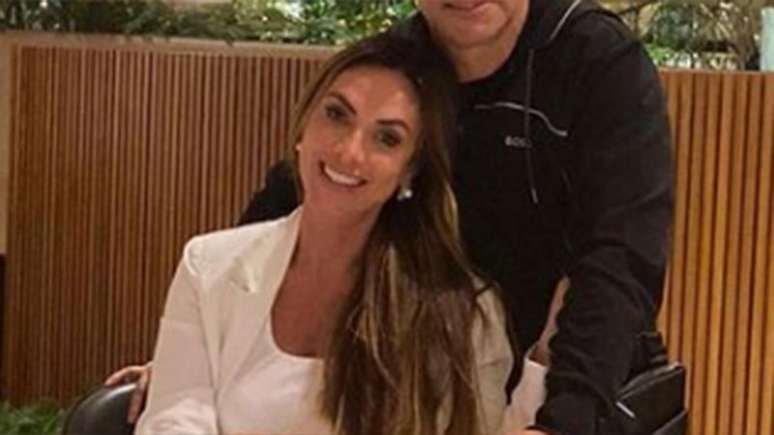 Reataram? Nicole Bahls posa ao lado do ex-namorado